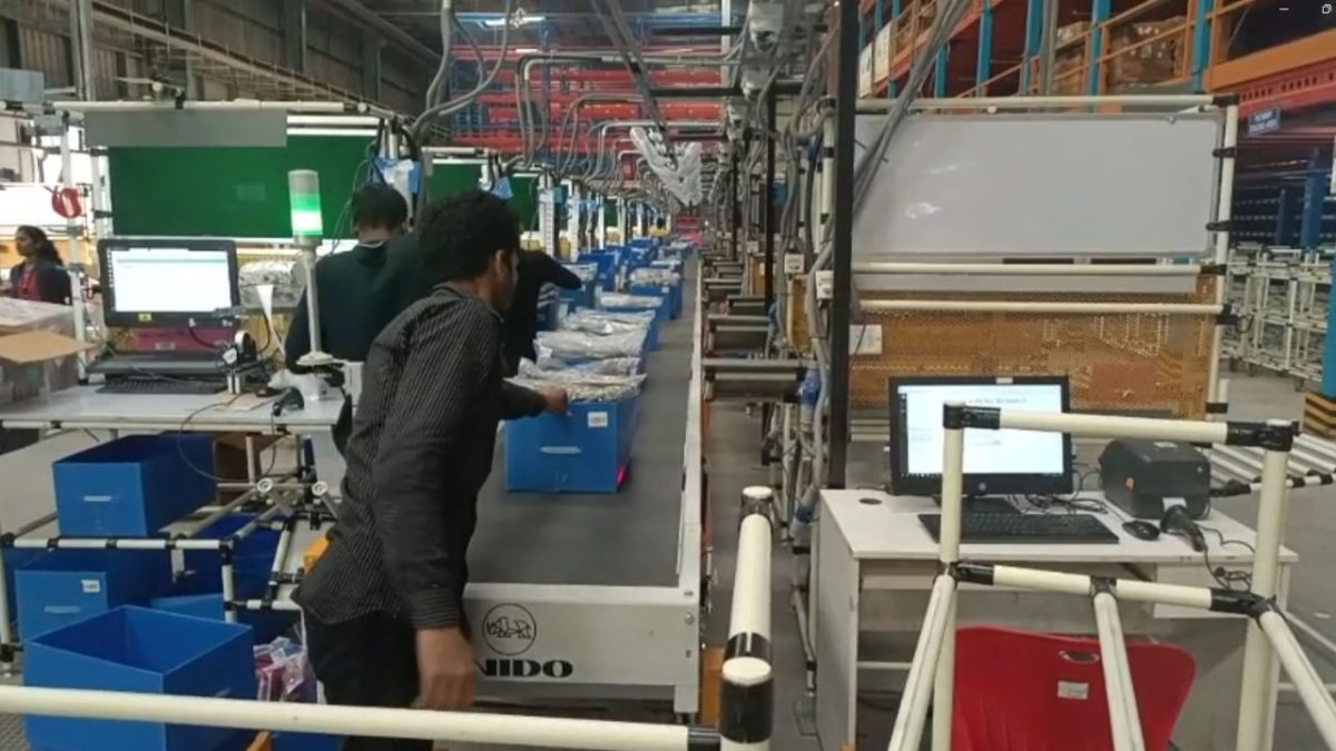 Pack Line Conveyor With Through Beam Sensors – Intralogistics Material & Data Flow