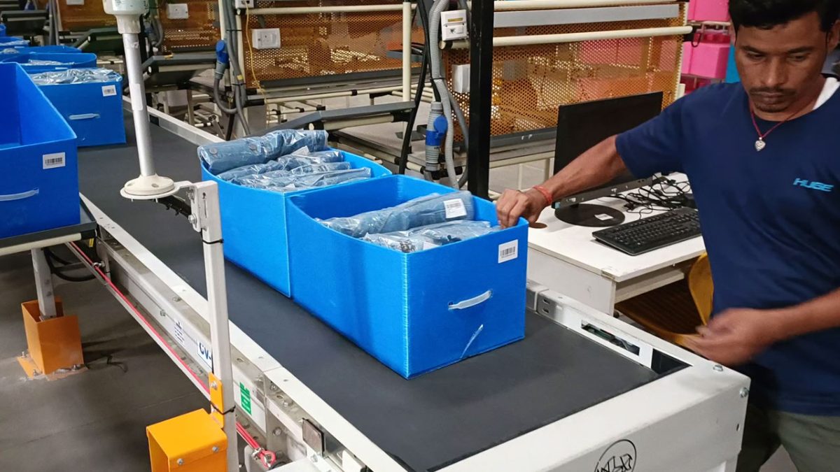 Pack Line Conveyor With Through Beam Sensors – Intralogistics Material & Data Flow